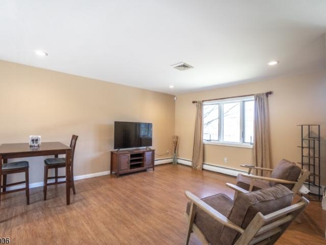 19 Valley Dr W