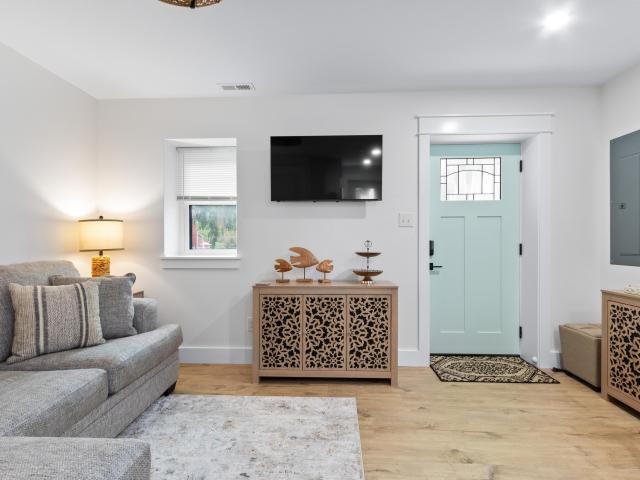 19 W Hereford Avenue