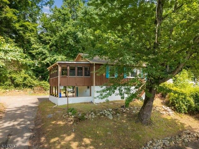 19 W Shawnee Trl, Jefferson Township, NJ 07885
