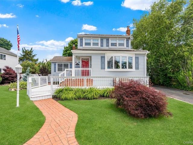 19 Westbridge Dr, Babylon, NY 11702