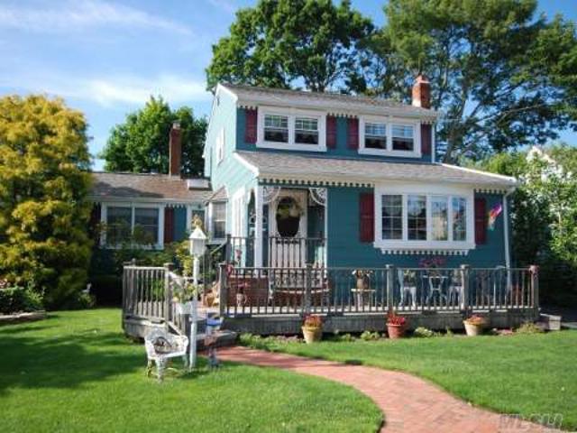 19 Westbridge Dr, Babylon, NY 11702