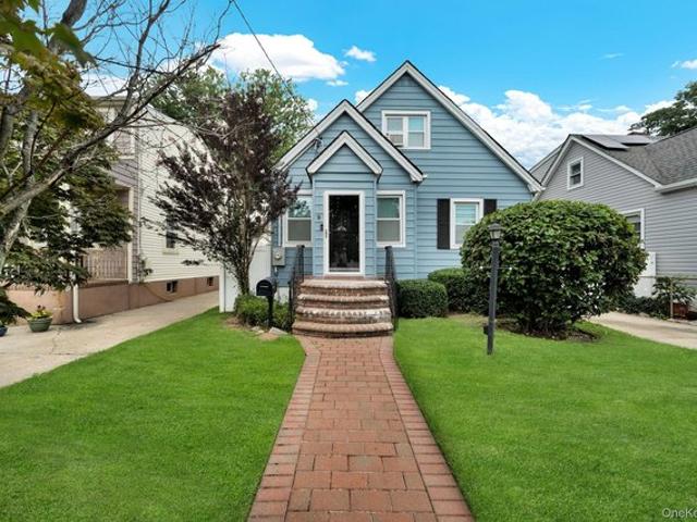 19 Westmoreland Rd, Merrick, NY 11566