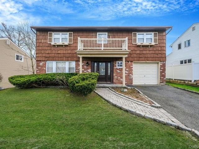 19 Woodoak Ln, Huntington, NY 11743