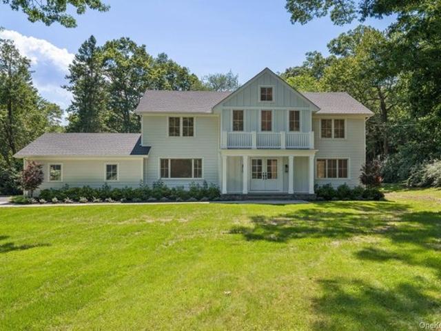 19 Woodvale Dr, Laurel Hollow, NY 11791