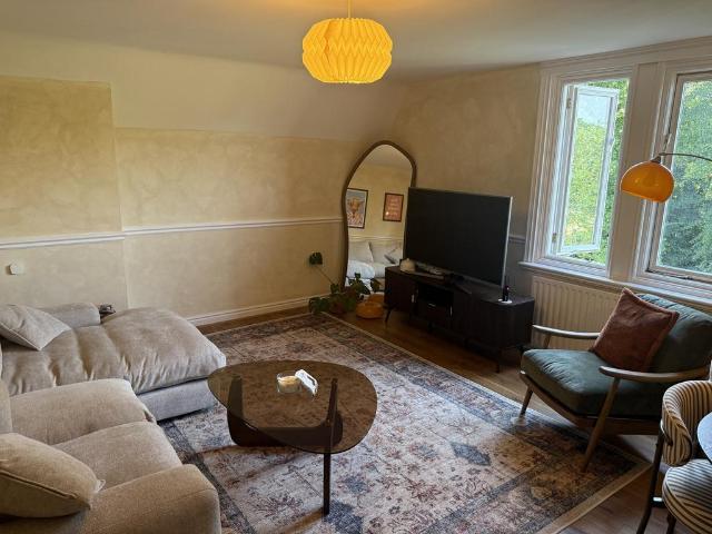 19 Aigburth Drive, Liverpool. 2 bed apartment to rent £1,750 pcm £404 pw