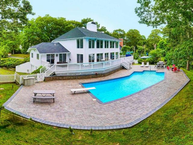 19 Bay Woods Dr, Hampton Bays, NY 11946