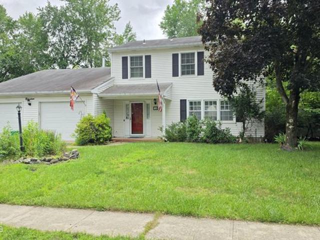 19 Brook St, Farmingdale, NJ 07727