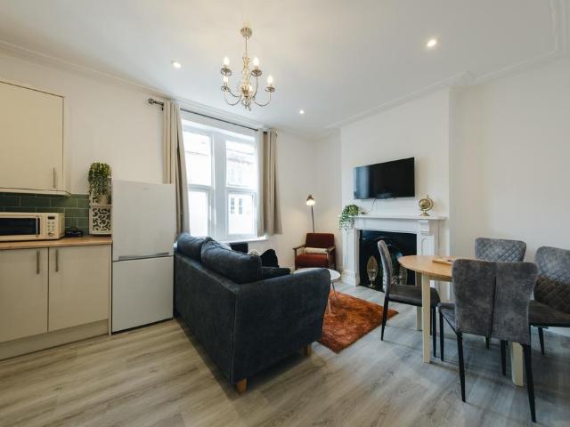 19 Brighton Road, Bristol BS6 2 bed apartment to rent £2,500 pcm £577 pw