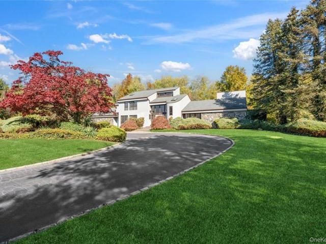 19 Carlisle Dr, Old Brookville, NY 11545