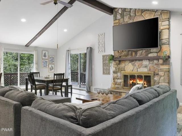 19 Conservancy Ct, Gouldsboro, PA 18424