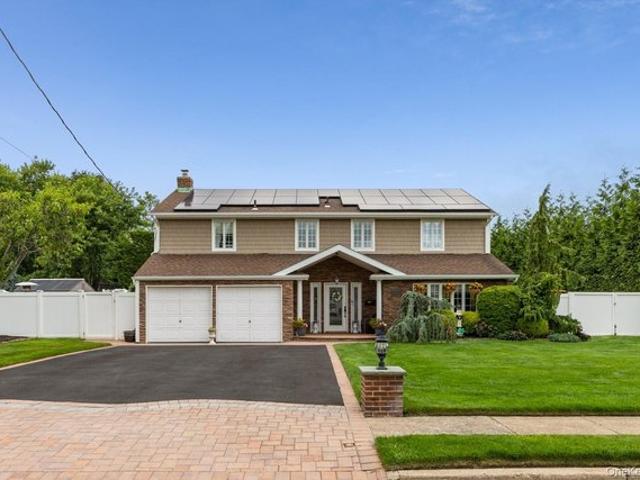 19 Clearwater Ln, West Islip, NY 11795