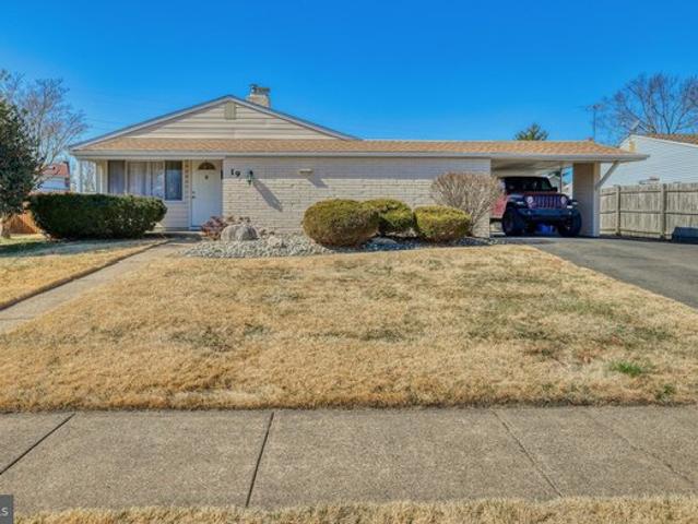19 Dewberry Ln, Levittown, PA 19055