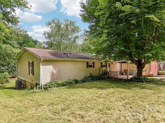 19 Dot St, Clyde, NC 28721