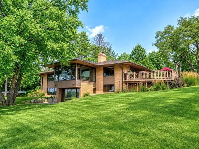 19 Dove Ln, North Oaks, MN 55127