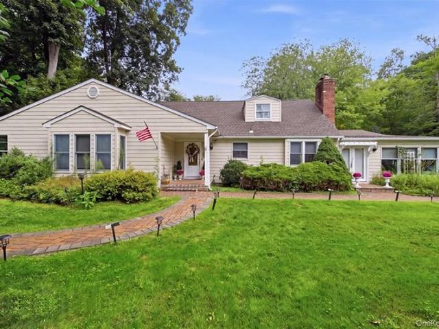 19 Eckernkamp Dr, Smithtown, NY 11787