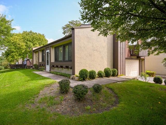 19 Elmwood Sq, Indian Head Park, IL 60525