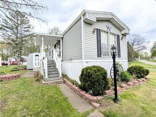 19 Emerald Dr, Grove City, PA 16127