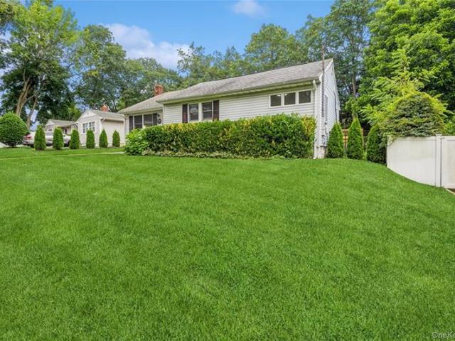 19 Fairview Pl, Hauppauge, NY 11788