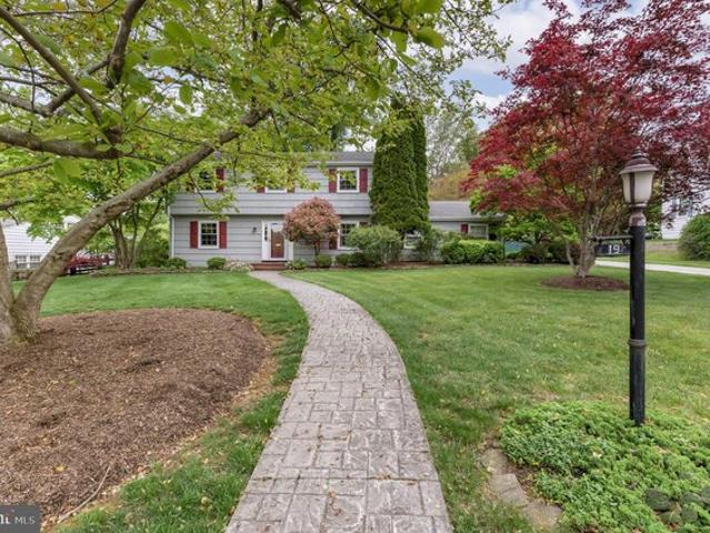 19 Farm Rd, Ewing, NJ 08638