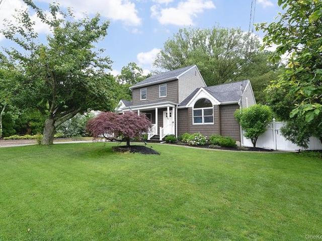 19 Fountain Rd, Rocky Point, NY 11778