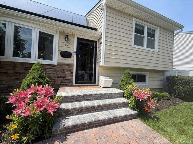 19 Fleetwood Ave, Melville, NY 11747