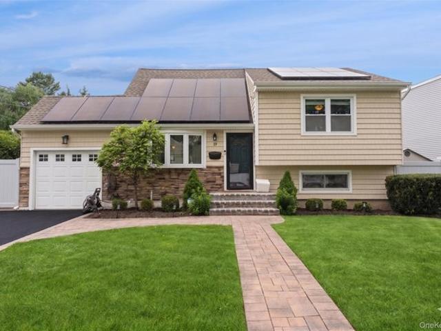 19 Fleetwood Ave, Melville, NY 11747