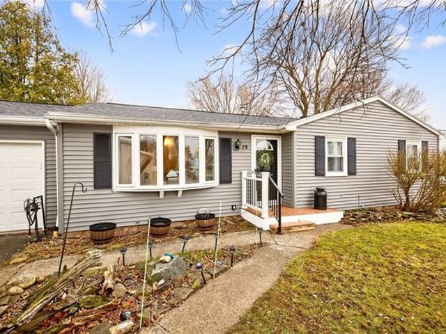 19 Gannett Rd, Farmington, NY 14425