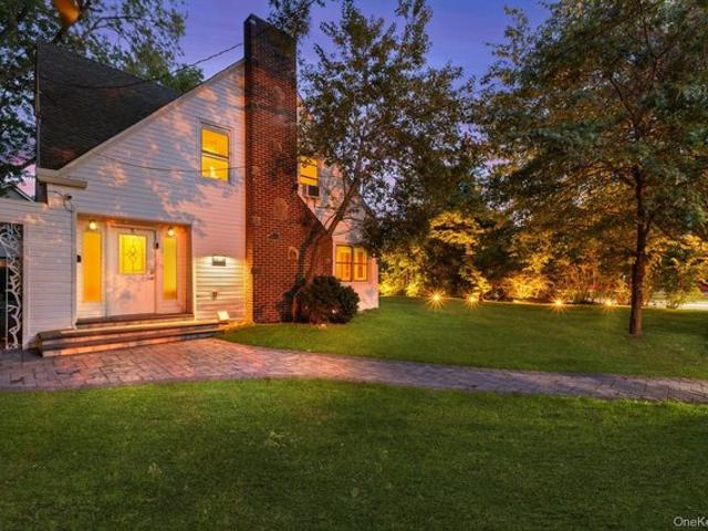 19 Gilchrest Rd, Great Neck, NY 11021