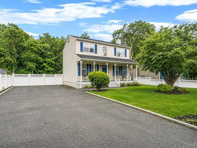19 Golden Gate Dr, Shirley, NY 11967