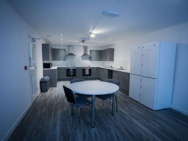 19 Glebe Street Room 14