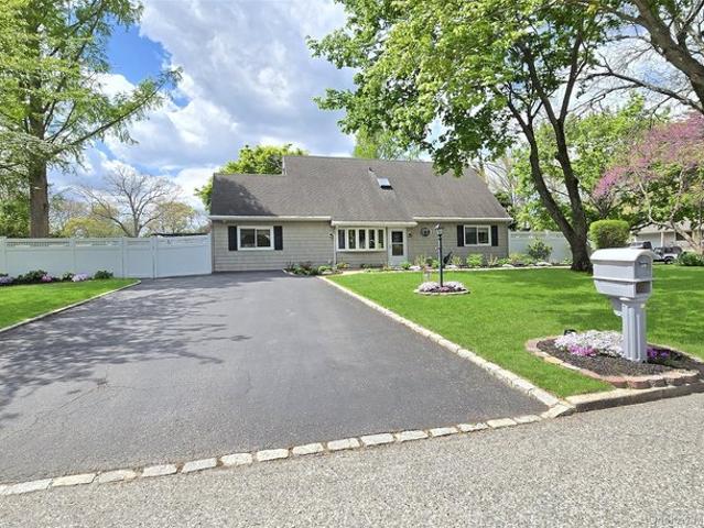 19 Hartsdale Ln, Coram, NY 11727