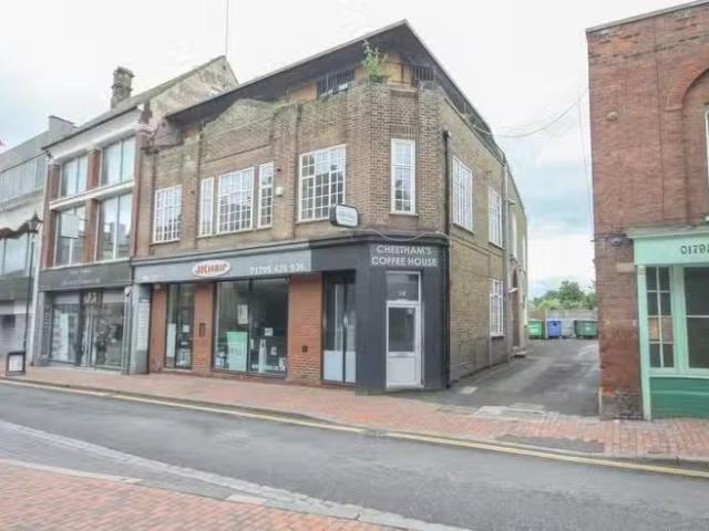 19 High Street, Sittingbourne 2 bed flat to rent £1,150 pcm.