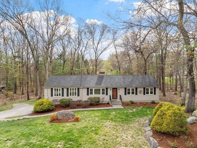 19 Hitchin Post Rd, Chelmsford, MA 01824
