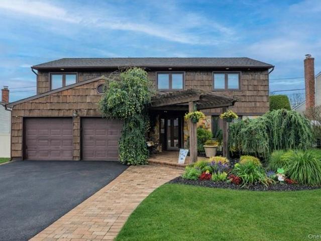 19 Jacob Rd, Plainview, NY 11803