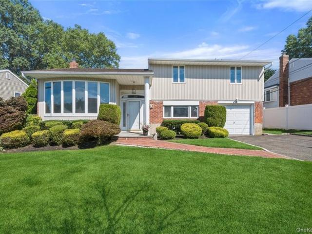 19 Jody Ln, Plainview, NY 11803