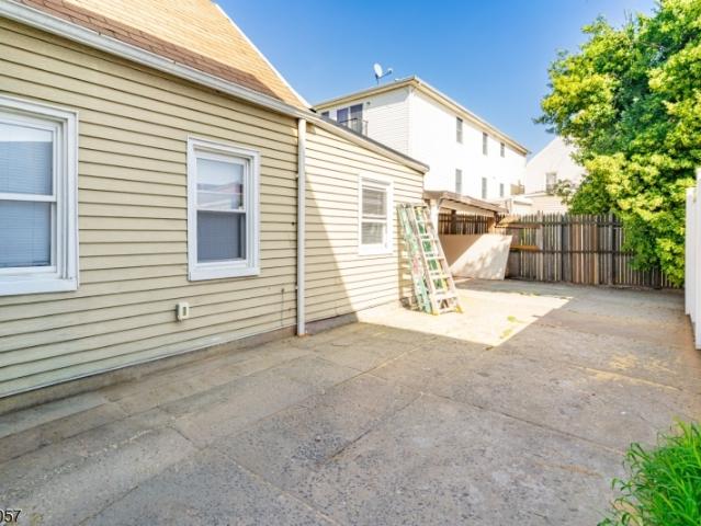 19 Komorn St