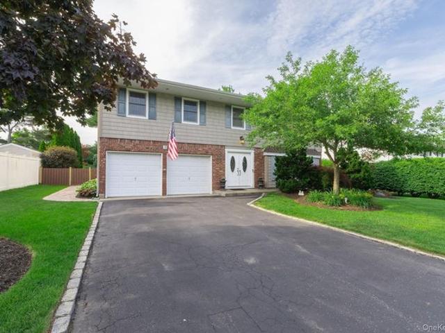 19 Knoll Ln, Smithtown, NY 11787