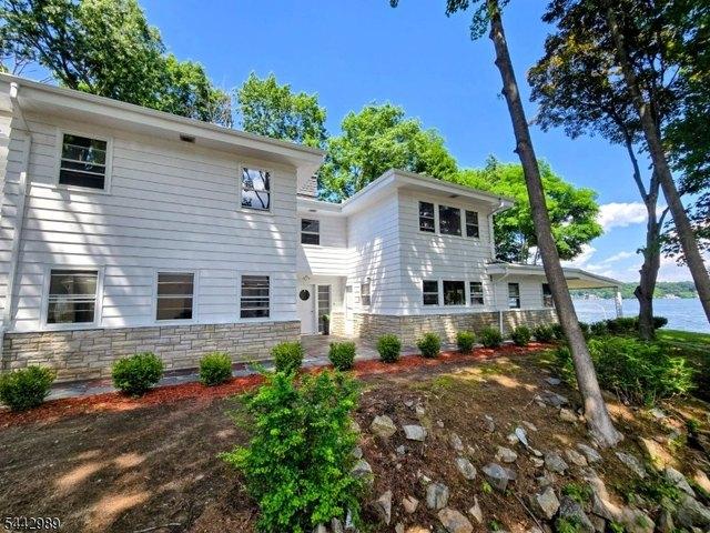 19 Lakeland Dr, Hopatcong, NJ 07843
