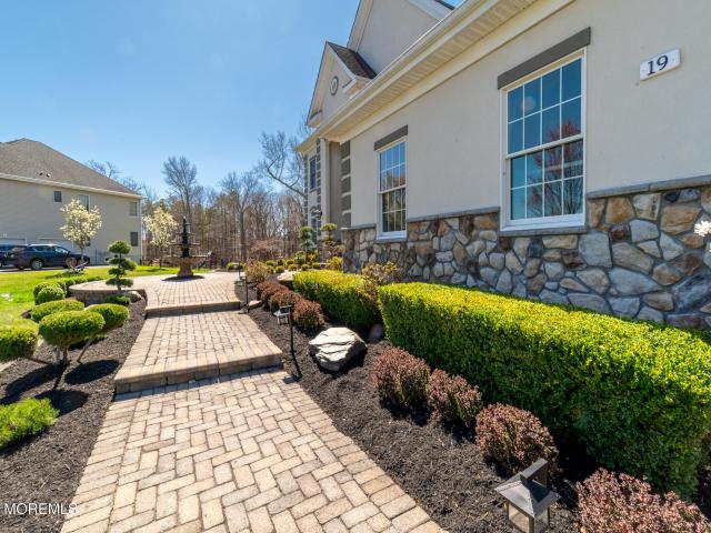 19 Lakeside Drive