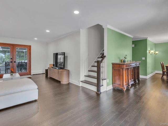 19 Laurelton Avenue