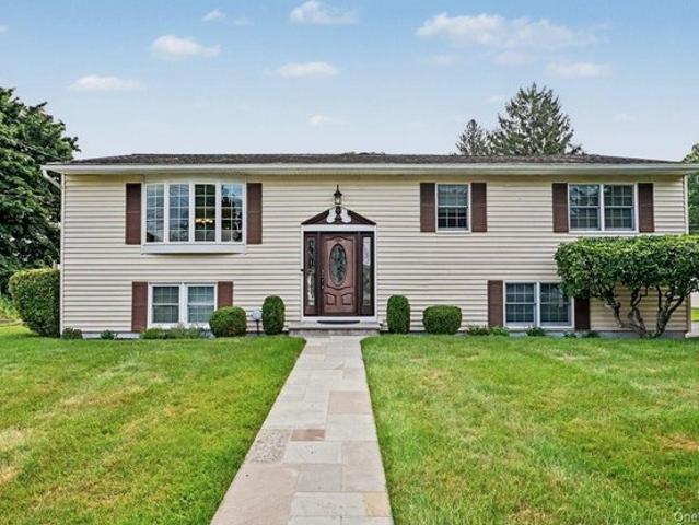 19 Lindy Dr, Carmel, NY 10512