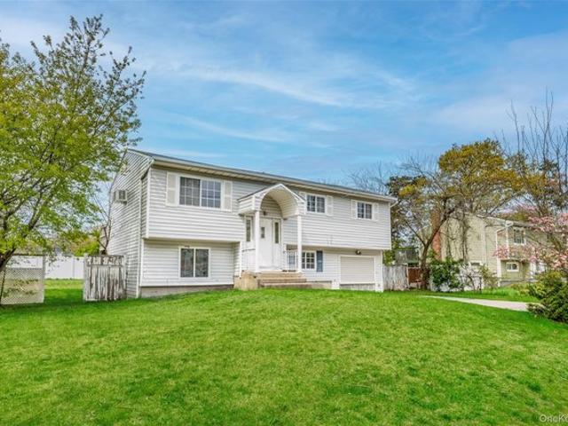 19 Liberty Ave, Selden, NY 11784