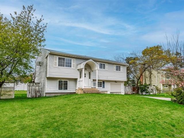 19 Liberty Ave, Selden, NY 11784