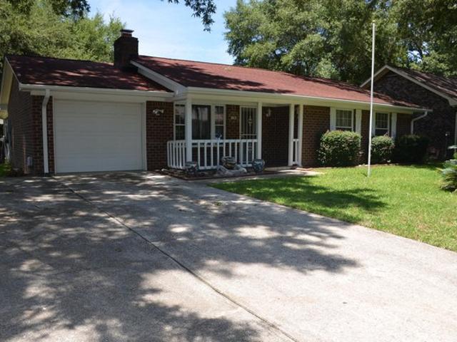 19 Lighthouse Dr, Goose Creek, SC 29445