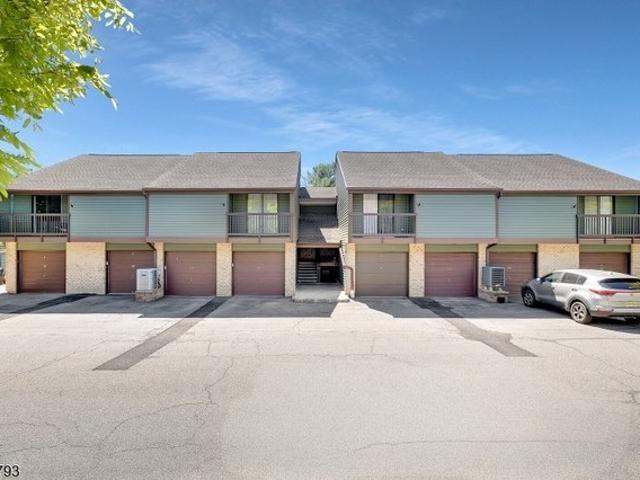 19 Meadowview Dr, Clinton Township, NJ 08801