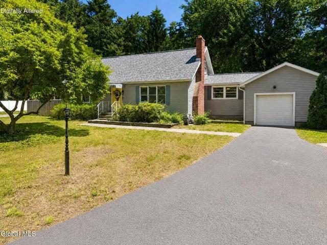 19 Newcastle Rd, Halfmoon, NY 12065