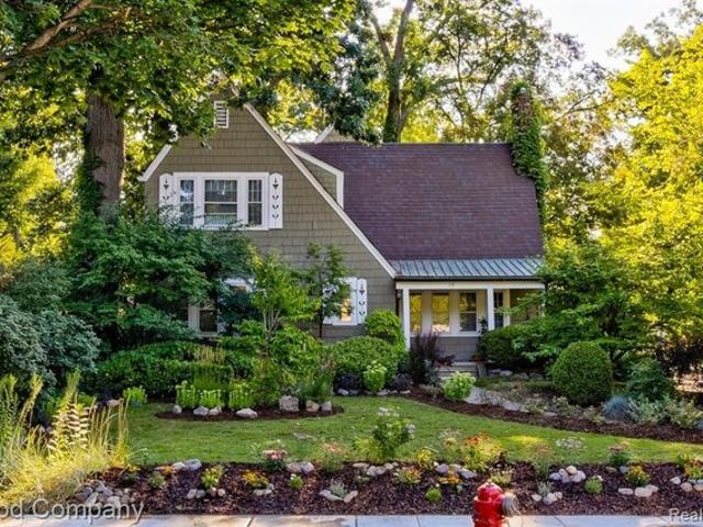 19 Oakdale Blvd, Pleasant Ridge, MI 48069