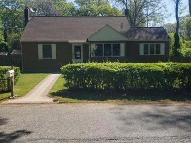 19 Oakland Ave, Miller Place, NY 11764
