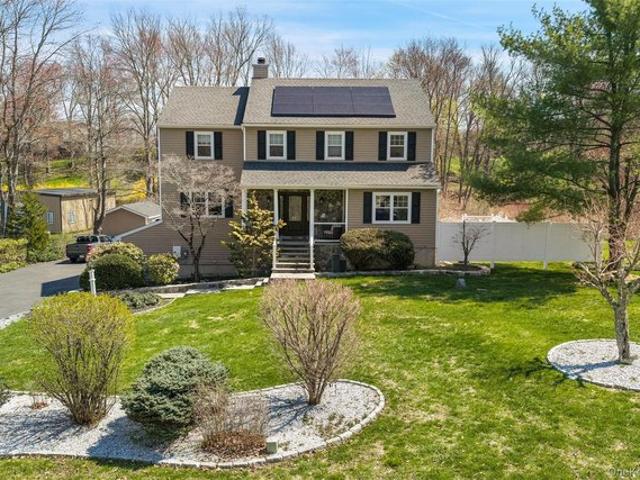 19 Peachtree Dr, Cortlandt Manor, NY 10567