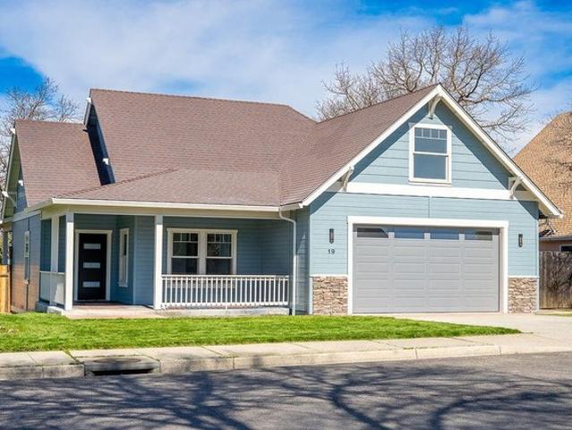 19 Pine Ct, Eagle Point, OR 97524